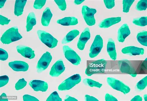 흰색 배경에 녹색으로 추상수채화 스트로크를 손으로 그린 여름과 봄 재미 추상 반복 배경 구아슈에 대한 스톡 벡터 아트 및 기타 이미지 구아슈 그리기 날씨 Istock