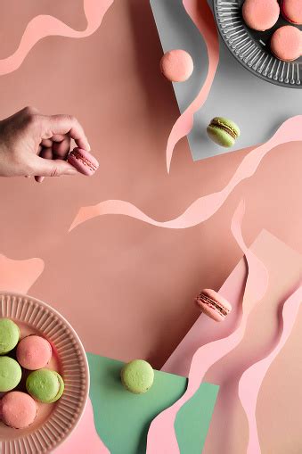 부유및 균형 구성과 플라잉 마카롱 추상적인 모양과 선입니다 자연 햇빛 연어 핑크와 민트 녹색 색상의 레이어드 페이퍼 배경 개념에 대한 스톡 사진 및 기타 이미지 Istock