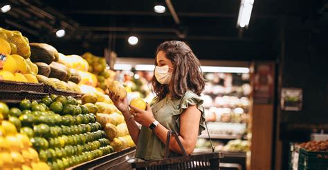 감귤류 개인 보호 장비 건강한 건강한 식생활 격리 과일 과일 선택 구매 기와 농작물 도시 생활 라이프스타일 레몬 마스크 마스크 의무 망고 매장