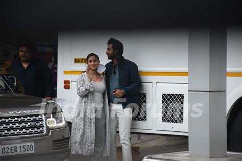 Alia Bhatt And Ranbir Kapoor Spotted At Kalina Airport Photo 558972