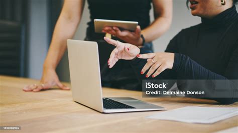 현대 사무실에서 회의 하는 동안 노트북과 디지털 태블릿을 사용 하 여 두 명의 비즈니스 여성의 샷 20 24세에 대한 스톡 사진 및 기타 이미지 Istock