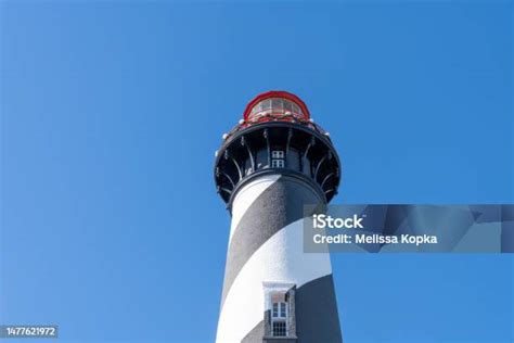 밝고 푸른 햇살이 내리쬐는 플로리다 하늘을 배경으로 유명한 세인트 어거스틴 등대 0명에 대한 스톡 사진 및 기타 이미지 0명 건물 외관 건축 Istock
