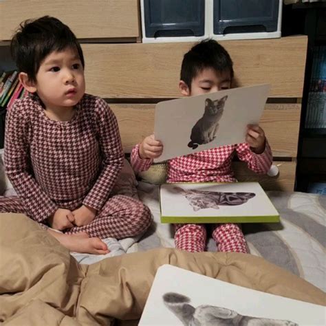 Roronemom♡ 중대병원에 입원해있던 4월 내내 바로 옆에있던 까망돌도서관 가자고 계속 계속 그랬는데 링거 달고 갈수도 없고 다음에 가자 약속했는데 한동안 바빠서