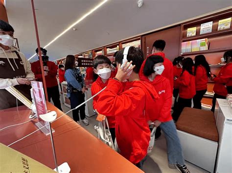 2022年将红色传奇进行到底研学活动获奖学生代表至新华书店23号店红湾主题阅读体验区参观学习 宣传 广西 文化