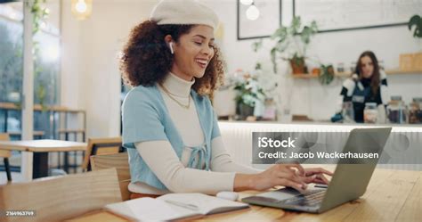 미소 노트북 커피숍에서 프리랜서 디자인 직업 온라인 연구 및 디지털 네트워킹을 위한 여성 메모 컴퓨터 및 크리 에이 티브 소녀 카페에서 원격 작업 계획 및 타이핑 웹 기사