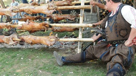 Чужденци купуват носии за Гергьовден Новини бг