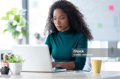 사무실에 앉아 노트북과 함께 일하는 자신감 젊은 비즈니스 여성 한 명의 여자만에 대한 스톡 사진 및 기타 이미지 한 명의 여자만 심각한 휴대전화 Istock