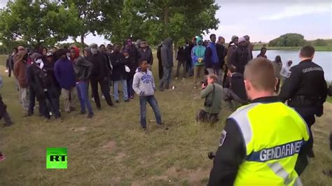 Между Великобританией и Францией разгораются споры из за мигрантов — РТ на русском