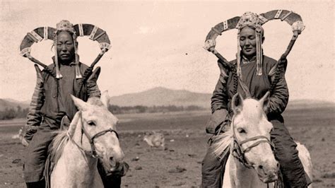 “ХХ зууны хүрээ хотын монгол эмэгтэйчүүд” Newswall