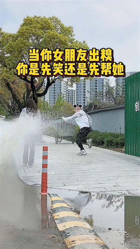 女子和男友走在路上被路过的车溅一身水男友幸灾乐祸哈哈大笑 搜狐大视野 搜狐新闻