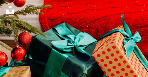 녹색과 흰색 물방울 무늬 선물 상자 옆에 빨간색과 흰색 물방울 무늬 선물 상자 사진 Unsplash의 무료 크리스마스 이미지