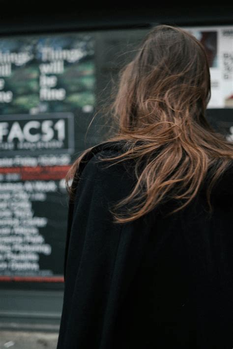 머리카락 날리는 바람 부는 사람 셀렉티브 포커스 수직 쐈어 여성 카메라를보고 확대에 관한 무료 스톡 사진