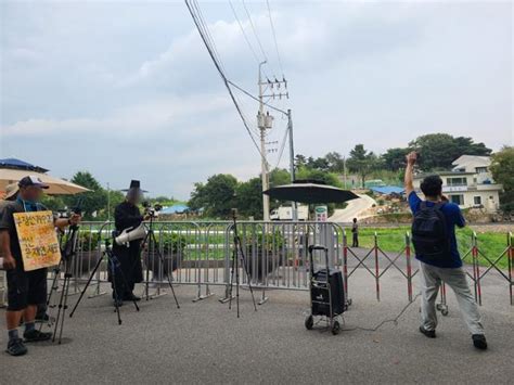 왜 못들어가게 하느냐…문 전 대통령 사저 방호관 차로 친 60대 구속 한국일보
