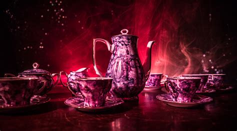 음식 배경 차와 커피 테마입니다 오래 된 빈티지 세라믹 차 또는 조명과 연기와 어두운 배경에 컵 용기와 설탕 컵 커피 포트 세라믹 차 주전자와 컵 실루엣 0명에 대한 스톡