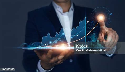 태블릿을 들고 사업가통계 그래프 및 차트의 성장 가상 홀로그램을 그립니다 비즈니스 전략 개발 및 성장 성장 계획 효율에 대한