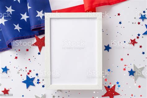 미국 독립기념일 개념입니다 파란색 흰색 빨간색 반짝이는 별과 복사 공간이 있는 흰색 격리된 배경에 미국 국기로 둘러싸인 빈 나무 프레임의 평면도 사진 0명에 대한 스톡 사진