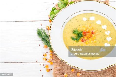 옥수수 수프 그릇에 신선한 야채와 함께입니다 건강 한 음식입니다 에 흰색 나무 배경 최고의 볼 수 있습니다 텍스트에 대 한 공간을 복사 합니다 건강한 식생활에 대한 스톡