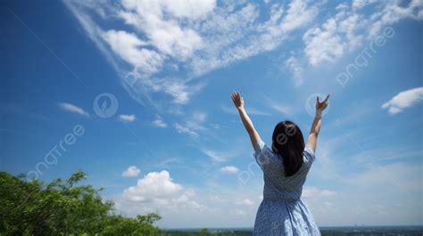 흰색 셔츠와 하늘색 재킷을 입은 여성이 팔을 머리 위로 올리고 희망으로 하늘을 바라봅니다 푸른 하늘에 손을 들고 소녀 여름 고화질 사진 사진 구름 배경 일러스트 및