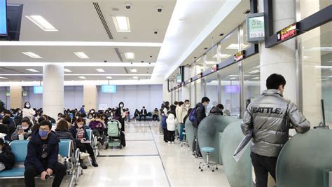 创纪录！恢复办理首月，上海出入境办证量超38万证次，预约难、排队长何解？市民管理证件