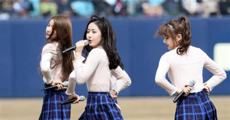 [ss포토]그라운드 위 축하공연 여자친구 소원 신비 예린