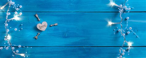 사랑의 표시로 좋은 빛 장식와 푸른 나무 배경에 화살표와 함께 달콤한 나무 심장 대사관을 사랑 해요 발렌타인의 날 배너 텍스트