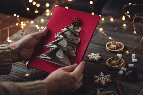 전나무 나무와 함께 손수 만든 공예 종이 접기 크리스마스 카드를 만드는 여자 아이들과 함께 양질의 가족 시간을 보내고 선물 취미 휴일 여가 활동을 직접 할 수 있습니다