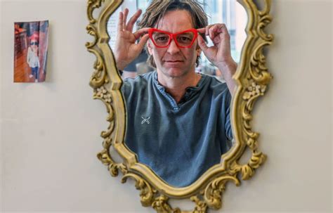 Le Bonhomme à Lunettes Gagne De Plus En Plus De Coeurs Le Devoir