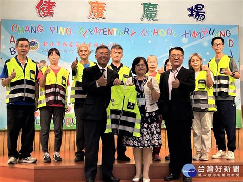 企業捐贈新北導護裝備 攜手志工守護學童平安上放學