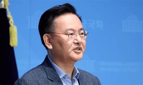 首尔一地补选惨败后，韩国执政党领导层集体辞职力量国民结果