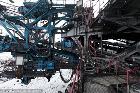 sawing machine 哈萨克斯坦在大山中采矿不是一件容易的事情除非你拥有世界上最大的巨型电锯该电锯重达45000吨这个巨型工具