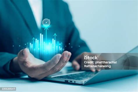 비즈니스 성장 및 대상 고객 그룹을 계획합니다 비즈니스 목표 목표 가치 성장 설정 과녁에 대한 스톡 사진 및 기타 이미지 과녁 국방 목표 화살 Istock