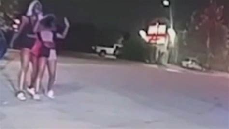 美国女子被警察追捕，竟拿14岁女儿当人肉盾牌，朝警察大喊“开枪啊！”凤凰网视频凤凰网