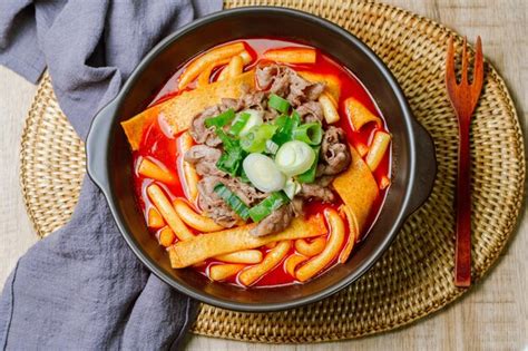 Premium Photo 검은색 접시에 담긴 소고기와 야채 어묵이 들어간 매콤한 한국 음식 떡볶이 요리