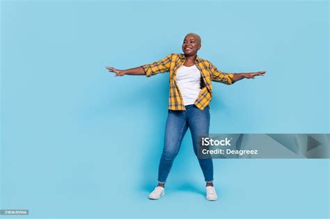 펑키 꿈꾸는 여자 옷 입은 격자 무늬 셔츠 춤추는 팔 측면 절연 된 파란색 배경의 전체 길이 사진 20 24세에 대한 스톡 사진 및 기타 이미지 Istock