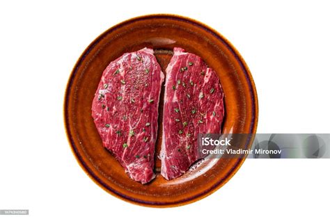 생 엉덩이 캡 스테이크 또는 백리향과 올리브 오일을 곁들인 소박한 접시에 담긴 등심 스테이크 흰색 배경에 격리 0명에 대한 스톡