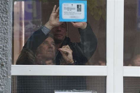 НАЈПОТРЕСНА СЛИКА Татко ја лепи умреницата за ќерка си во училиште