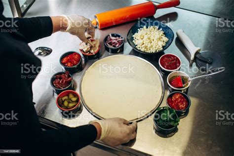 피자를 만드는 과정 이탈리아 피자 요리 주방에서 피자를 만드는 셰프 베이커의 손을 클로즈업 기민에 대한 스톡 사진 및 기타 이미지 Istock