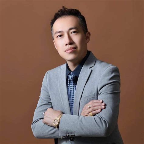每個小孩都是父母親的心頭肉 要珍惜當下 人生遇上在難過的事也要堅持命運再苦，總會有過的一天！ 人生路很長，沒走到最一天都不知道你會有多輝煌