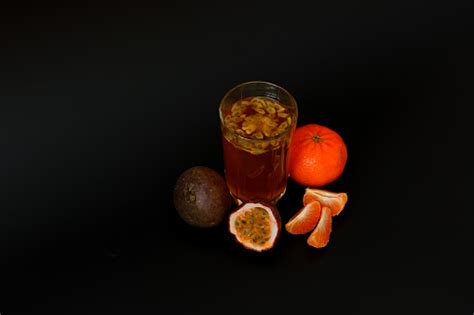 잘 익은 귤과 패션프루트 조각 옆에 검은색 배경에 씨앗이 있는 과일 주스 한 잔 감귤에 대한 스톡 사진 및 기타 이미지 감귤 감귤류 과일 개체 그룹 Istock