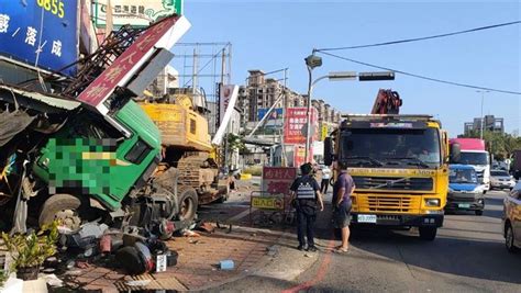 快訊／台中向上路恐怖下坡又出事！拖板車衝撞檳榔攤 駕駛急跳車保命 社會 三立新聞網 Setncom