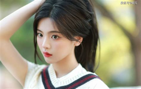 杨超越校园风写真清纯可爱 搜狐大视野 搜狐新闻