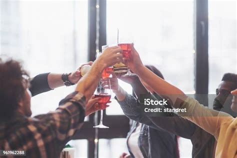 축 하 하 고 결혼식 또는 다른 축 하의 명예에 홀 짝 위스키 나 와인 안경 사람들의 손에 가까운에 대한 스톡 사진 및 기타 이미지 Istock