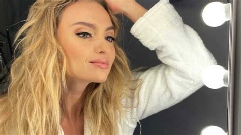 Aur Lie Pons Ici Tout Commence Pose Nue Dans Un Magazine Et Fait Passer Un Message F Ministe