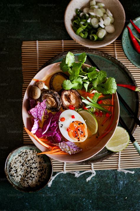 젓가락으로 테이블 위에 음식 그릇 사진 Unsplash의 라면 이미지