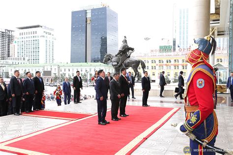 Жанжин Д Сүхбаатарын хөшөөнд цэцэг өргөж Эзэн Чингис хааны хөшөөнд хүндэтгэл үзүүллээ