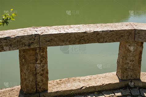特写的一部分装饰彩色木栅栏