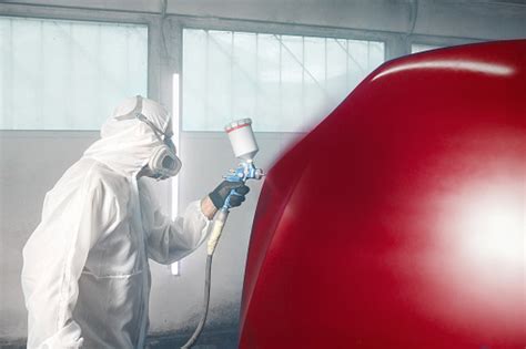 남성 자동차 수리공 화가 보호 작업복 및 인공 호흡기 페인트 챔버에서 차체의 일부를 페인팅 교통사고 충돌 사고에 대한 스톡 사진 및 기타 이미지 교통사고 충돌 사고