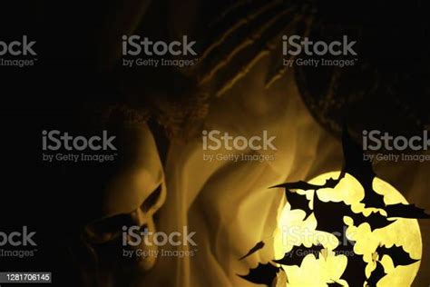 달의 배경에 박쥐의 검은 실루엣 할로윈 개념 무서운 배경 할로윈에 대한 무서운 추상적 인 개체 10월에 대한 스톡 사진 및 기타 이미지 Istock
