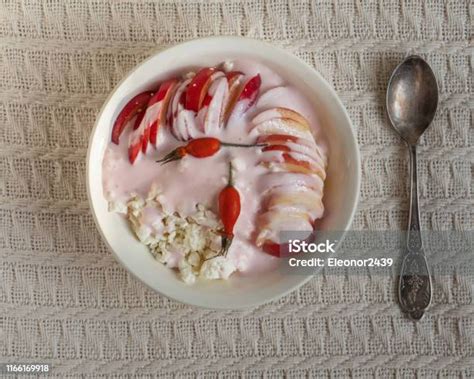 화이트 딥 플레이트에 과일과 사워 크림을 곁들인 코티지 치즈 0명에 대한 스톡 사진 및 기타 이미지 0명 고풍스런 과일 Istock