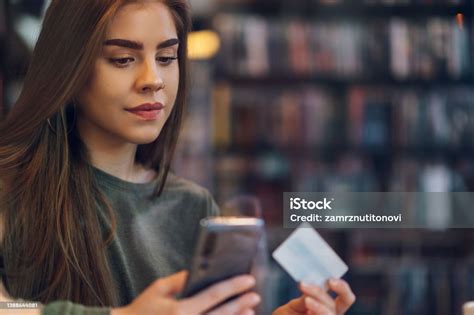 카페에서 온라인 쇼핑을 위한 스마트폰과 신용카드를 사용하는 여성 20 24세에 대한 스톡 사진 및 기타 이미지 20 24세